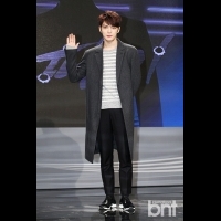 【bnt圖】JYJ金在中等出席活動 幹練大衣不失美男本色